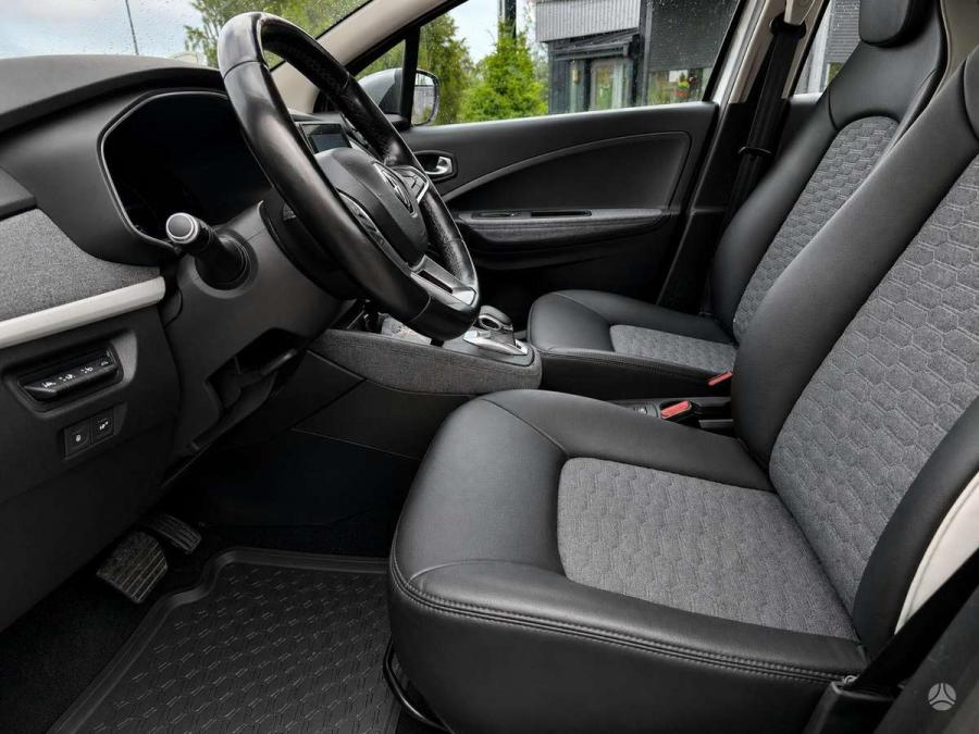 Grey Renault Zoe 2021 in Pakruojis, with an engine capacity of 0.00 L and mileage of 102 thousand km for 10400 €, photo 10 on AUTOMOTO.COM.LV