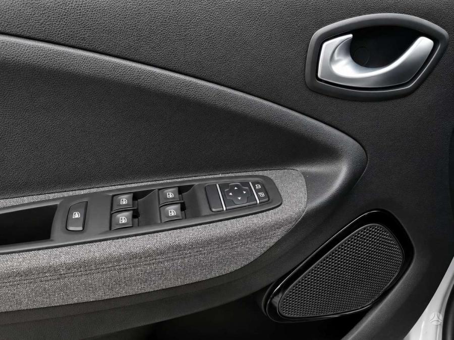 Grey Renault Zoe 2021 in Pakruojis, with an engine capacity of 0.00 L and mileage of 102 thousand km for 10400 €, photo 11 on AUTOMOTO.COM.LV