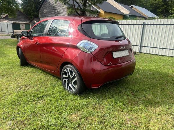 Red Renault Zoe 2018 in Taurage, with an engine capacity of 0.00 L and mileage of 117 thousand km for 5400 €, photo 5 on AUTOMOTO.COM.LV
