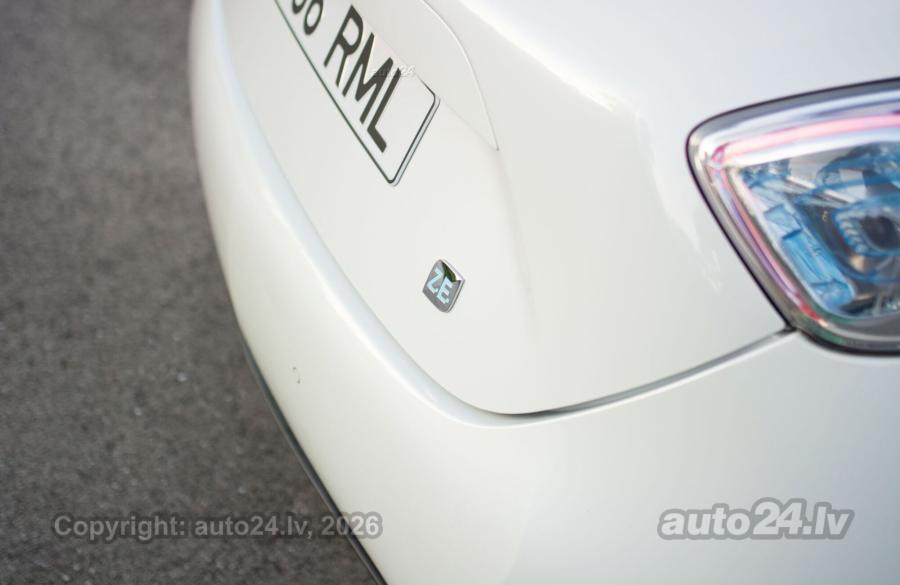 White Renault Zoe 2013 in Parnu, with an engine capacity of 0.00 L and mileage of 99 thousand km for 5990 €, photo 12 on AUTOMOTO.COM.LV