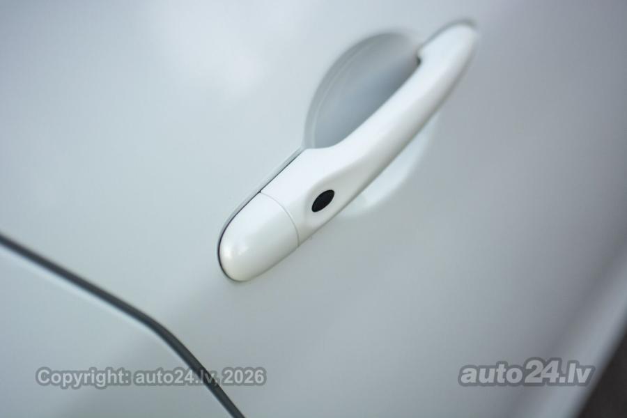 White Renault Zoe 2013 in Parnu, with an engine capacity of 0.00 L and mileage of 99 thousand km for 5990 €, photo 13 on AUTOMOTO.COM.LV