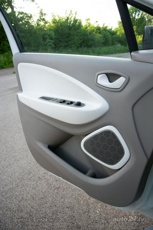 White Renault Zoe 2013 in Parnu, with an engine capacity of 0.00 L and mileage of 99 thousand km for 5990 €, photo 17 on AUTOMOTO.COM.LV