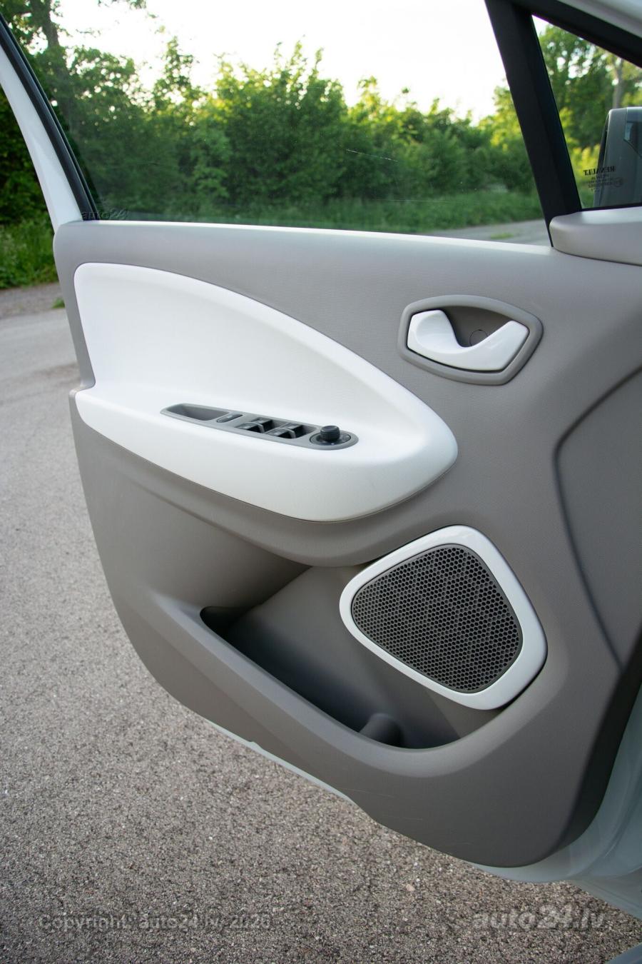 White Renault Zoe 2013 in Parnu, with an engine capacity of 0.00 L and mileage of 99 thousand km for 5990 €, photo 17 on AUTOMOTO.COM.LV