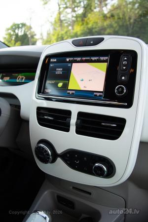White Renault Zoe 2013 in Parnu, with an engine capacity of 0.00 L and mileage of 99 thousand km for 5990 €, photo 20 on AUTOMOTO.COM.LV