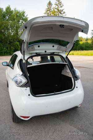 White Renault Zoe 2013 in Parnu, with an engine capacity of 0.00 L and mileage of 99 thousand km for 5990 €, photo 24 on AUTOMOTO.COM.LV
