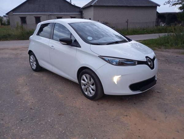 White Renault Zoe 2013 in Vilnius, with an engine capacity of 0.00 L and mileage of 170 thousand km for 5450 €, photo 4 on AUTOMOTO.COM.LV