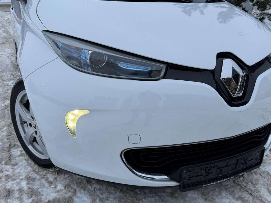 White Renault Zoe 2015 in Vilnius, with an engine capacity of 0.00 L and mileage of 124 thousand km for 3200 €, photo 6 on AUTOMOTO.COM.LV