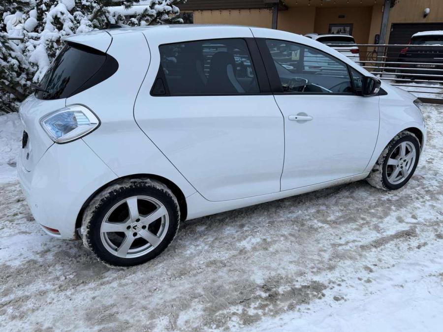 White Renault Zoe 2015 in Vilnius, with an engine capacity of 0.00 L and mileage of 124 thousand km for 3200 €, photo 8 on AUTOMOTO.COM.LV