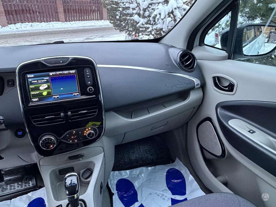 White Renault Zoe 2015 in Vilnius, with an engine capacity of 0.00 L and mileage of 124 thousand km for 3200 €, photo 20 on AUTOMOTO.COM.LV