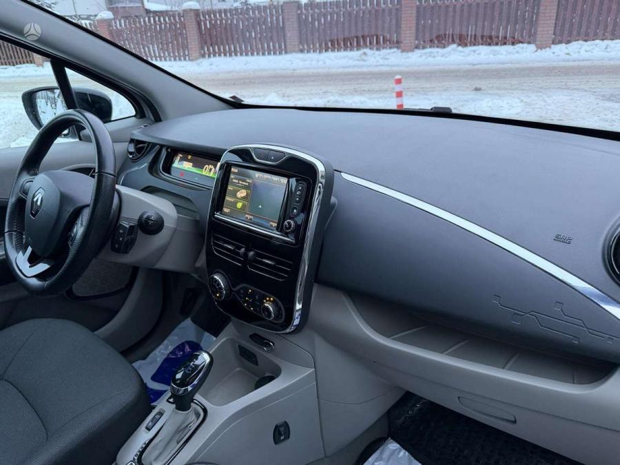 White Renault Zoe 2015 in Vilnius, with an engine capacity of 0.00 L and mileage of 124 thousand km for 3200 €, photo 26 on AUTOMOTO.COM.LV
