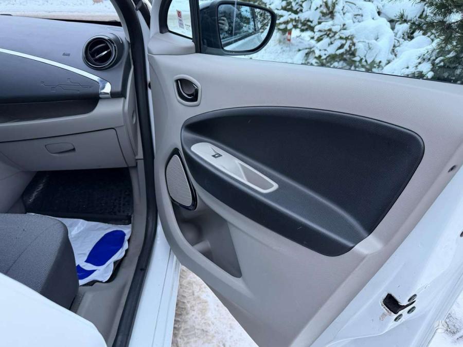White Renault Zoe 2015 in Vilnius, with an engine capacity of 0.00 L and mileage of 124 thousand km for 3200 €, photo 27 on AUTOMOTO.COM.LV