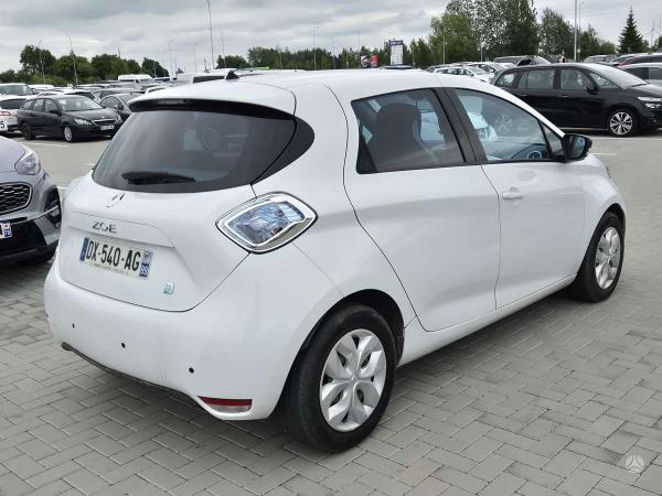 White Renault Zoe 2015 in Taurage, with an engine capacity of 0.00 L and mileage of 80 thousand km for 5000 €, photo 4 on AUTOMOTO.COM.LV