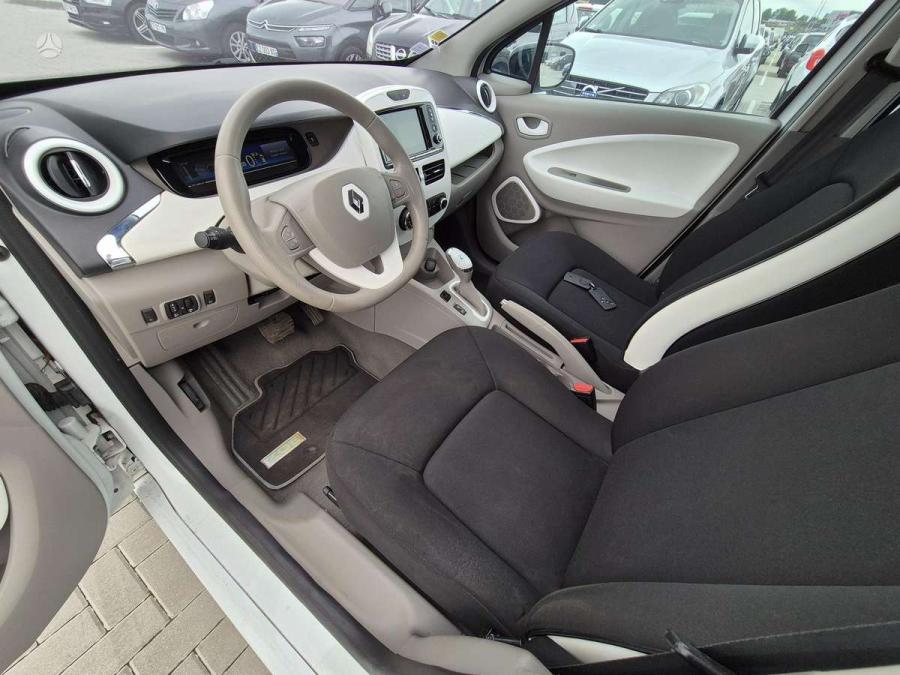 White Renault Zoe 2015 in Taurage, with an engine capacity of 0.00 L and mileage of 80 thousand km for 5000 €, photo 8 on AUTOMOTO.COM.LV