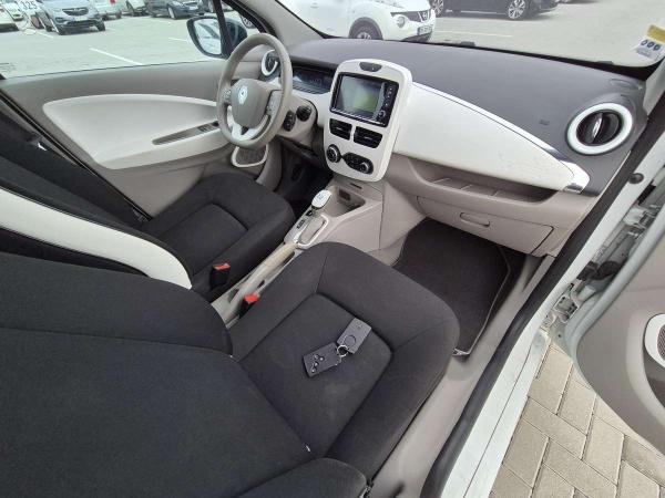 White Renault Zoe 2015 in Taurage, with an engine capacity of 0.00 L and mileage of 80 thousand km for 5000 €, photo 10 on AUTOMOTO.COM.LV