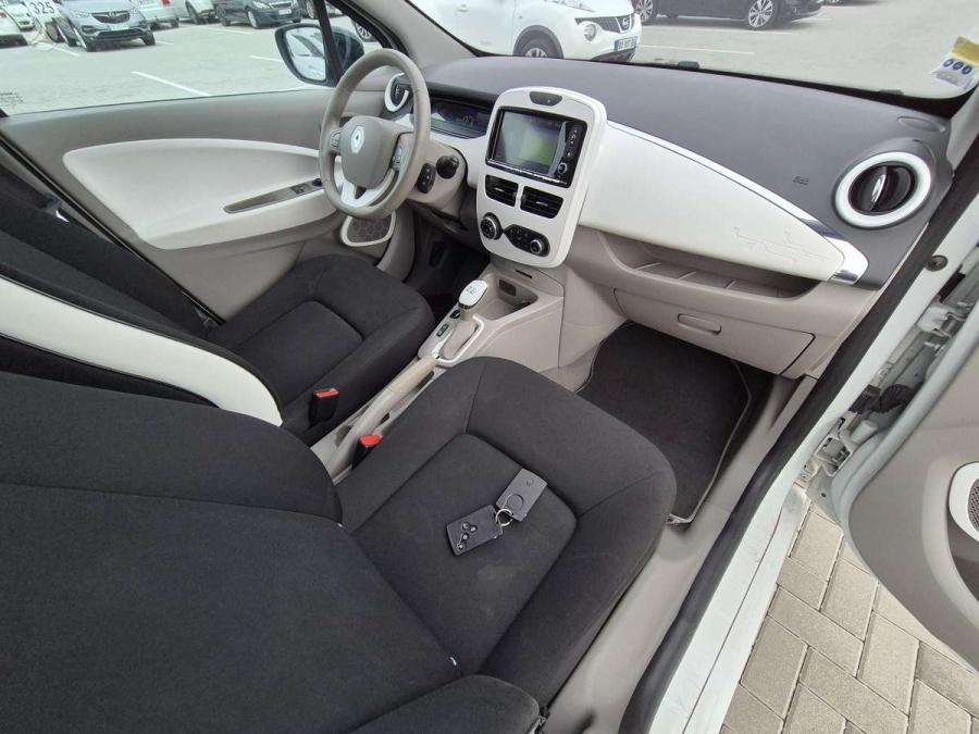 White Renault Zoe 2015 in Taurage, with an engine capacity of 0.00 L and mileage of 80 thousand km for 5000 €, photo 11 on AUTOMOTO.COM.LV