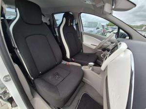 White Renault Zoe 2015 in Taurage, with an engine capacity of 0.00 L and mileage of 80 thousand km for 5000 €, photo 12 on AUTOMOTO.COM.LV