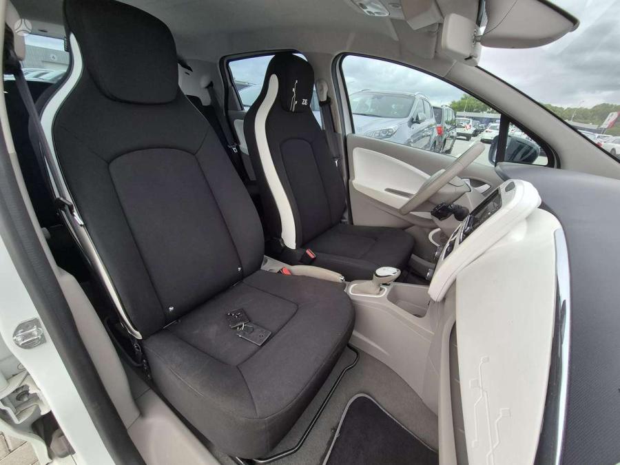 White Renault Zoe 2015 in Taurage, with an engine capacity of 0.00 L and mileage of 80 thousand km for 5000 €, photo 12 on AUTOMOTO.COM.LV