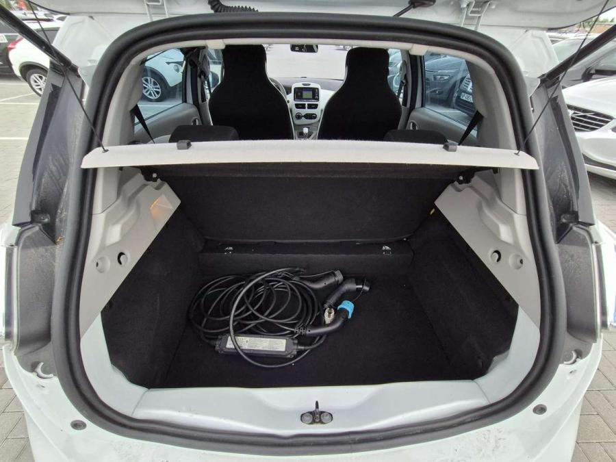 White Renault Zoe 2015 in Taurage, with an engine capacity of 0.00 L and mileage of 80 thousand km for 5000 €, photo 15 on AUTOMOTO.COM.LV