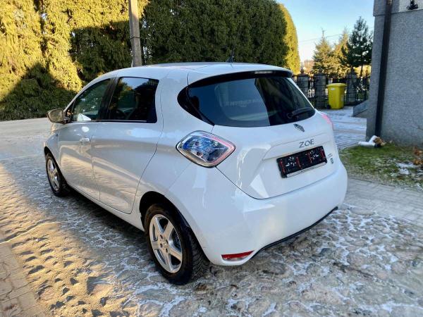 White Renault Zoe 2016 in Siauliai, with an engine capacity of 0.00 L and mileage of 88 thousand km for 5650 €, photo 3 on AUTOMOTO.COM.LV