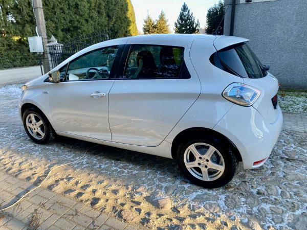 White Renault Zoe 2016 in Siauliai, with an engine capacity of 0.00 L and mileage of 88 thousand km for 5650 €, photo 5 on AUTOMOTO.COM.LV