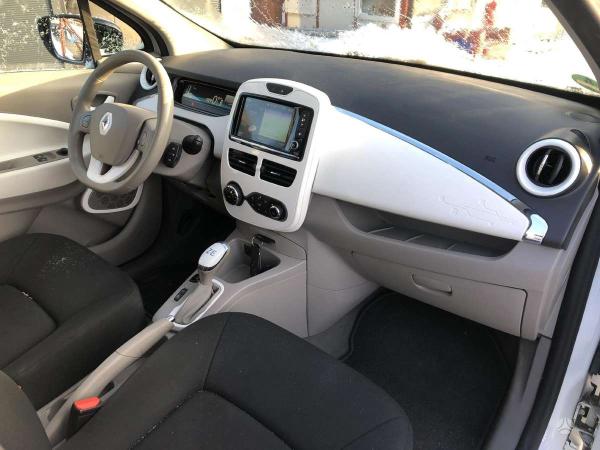 White Renault Zoe 2016 in Klaipeda, with an engine capacity of 0.00 L and mileage of 97 thousand km for 4500 €, photo 9 on AUTOMOTO.COM.LV