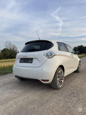 White Renault Zoe 2016 in Vilnius, with an engine capacity of 0.00 L and mileage of 52 thousand km for 6950 €, photo 6 on AUTOMOTO.COM.LV