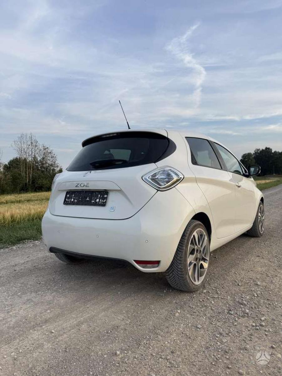 White Renault Zoe 2016 in Vilnius, with an engine capacity of 0.00 L and mileage of 52 thousand km for 6950 €, photo 6 on AUTOMOTO.COM.LV