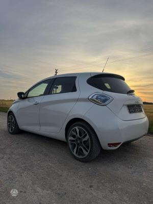 White Renault Zoe 2016 in Vilnius, with an engine capacity of 0.00 L and mileage of 52 thousand km for 6950 €, photo 8 on AUTOMOTO.COM.LV