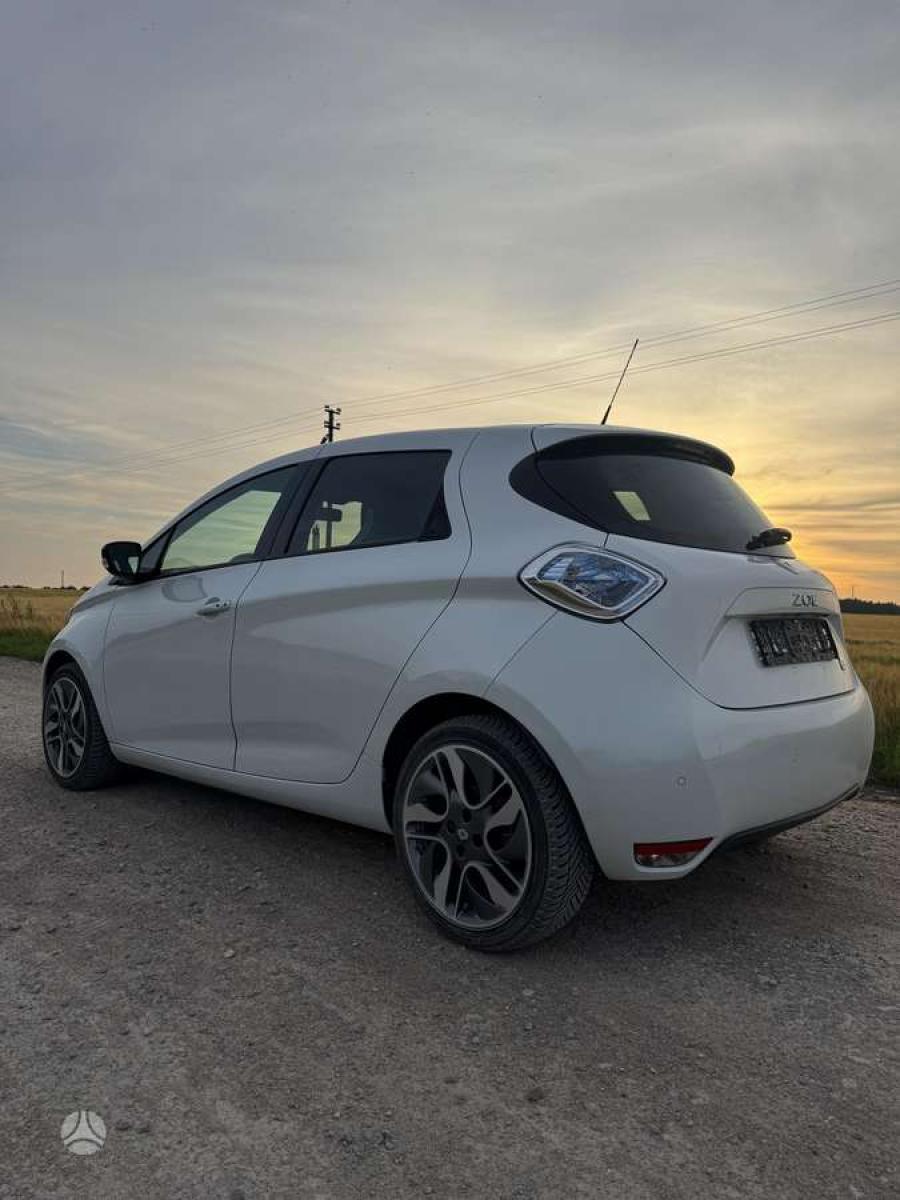 White Renault Zoe 2016 in Vilnius, with an engine capacity of 0.00 L and mileage of 52 thousand km for 6950 €, photo 8 on AUTOMOTO.COM.LV