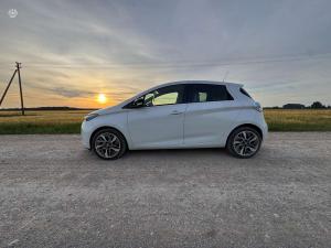 White Renault Zoe 2016 in Vilnius, with an engine capacity of 0.00 L and mileage of 52 thousand km for 6950 €, photo 9 on AUTOMOTO.COM.LV