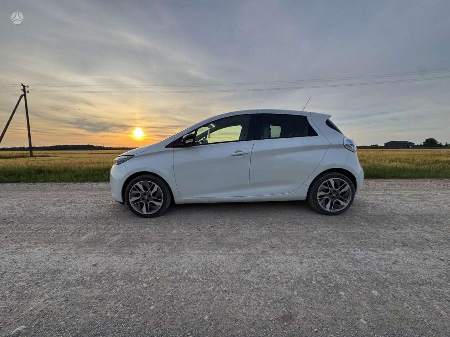 White Renault Zoe 2016 in Vilnius, with an engine capacity of 0.00 L and mileage of 52 thousand km for 6950 €, photo 9 on AUTOMOTO.COM.LV