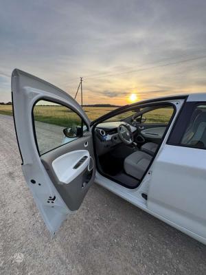 White Renault Zoe 2016 in Vilnius, with an engine capacity of 0.00 L and mileage of 52 thousand km for 6950 €, photo 10 on AUTOMOTO.COM.LV