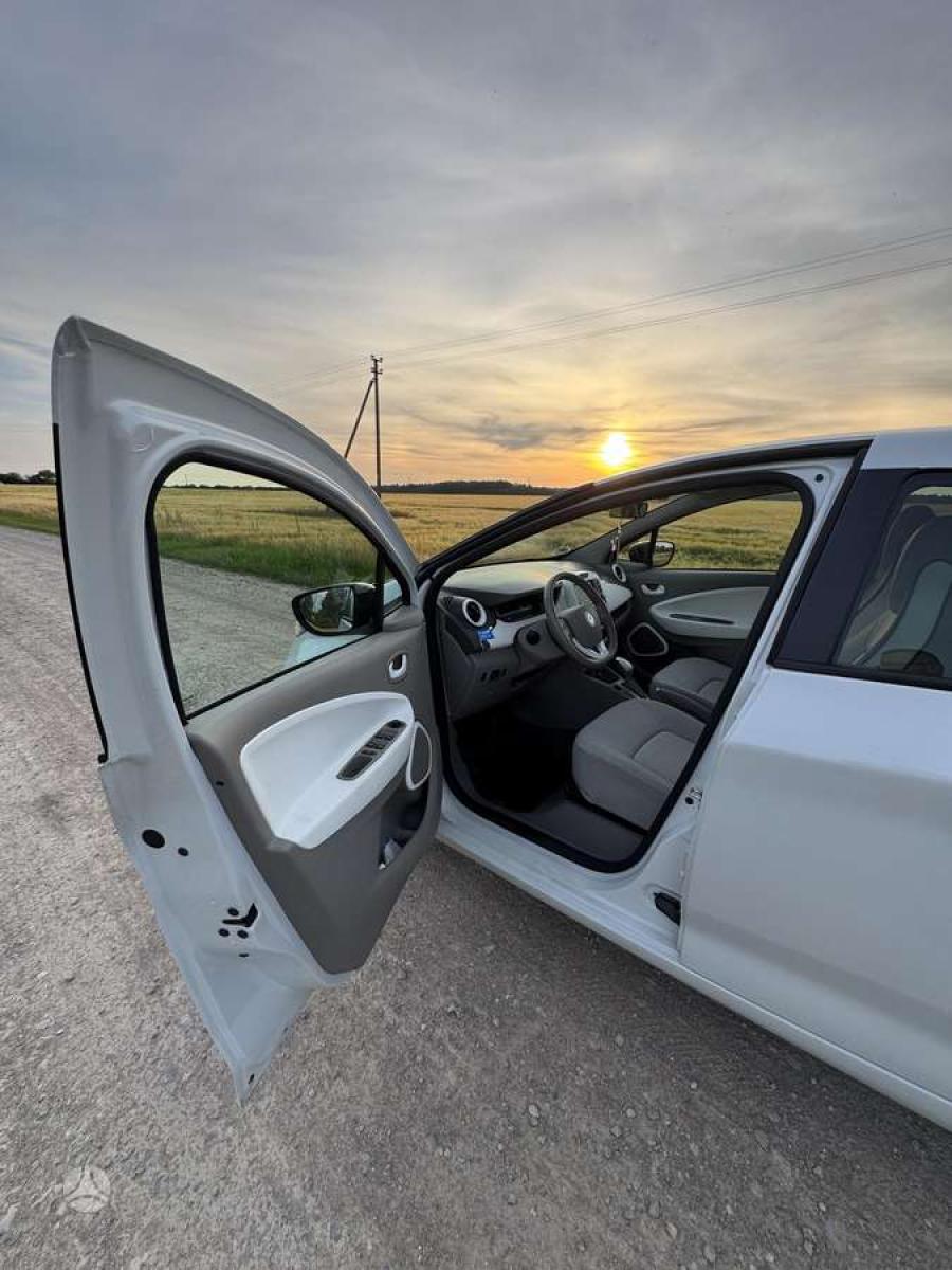 White Renault Zoe 2016 in Vilnius, with an engine capacity of 0.00 L and mileage of 52 thousand km for 6950 €, photo 10 on AUTOMOTO.COM.LV