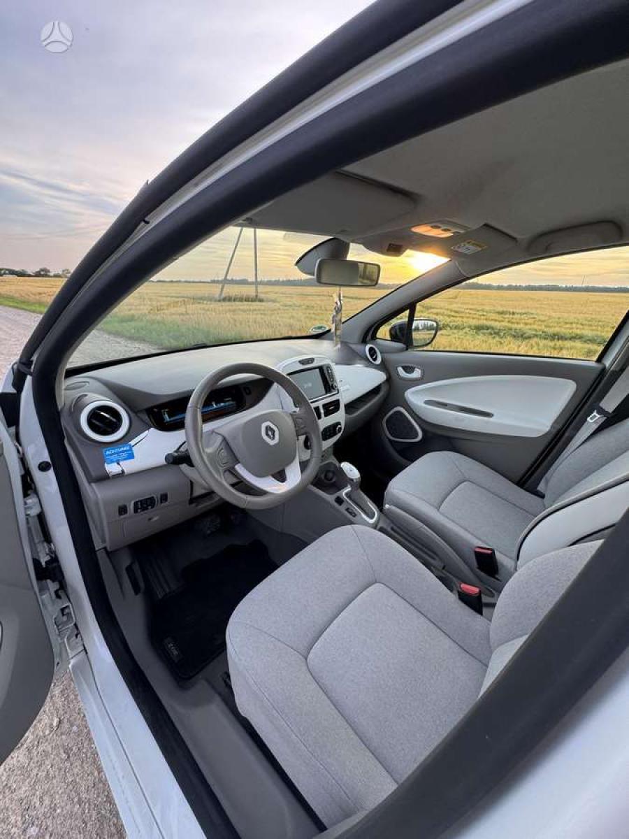 White Renault Zoe 2016 in Vilnius, with an engine capacity of 0.00 L and mileage of 52 thousand km for 6950 €, photo 11 on AUTOMOTO.COM.LV