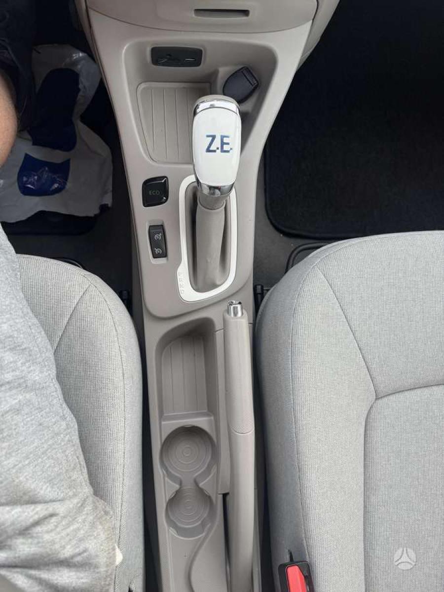 White Renault Zoe 2016 in Vilnius, with an engine capacity of 0.00 L and mileage of 52 thousand km for 6950 €, photo 15 on AUTOMOTO.COM.LV