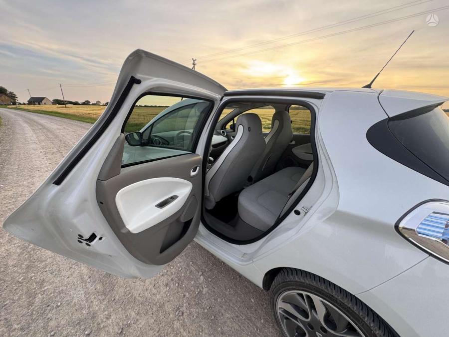 White Renault Zoe 2016 in Vilnius, with an engine capacity of 0.00 L and mileage of 52 thousand km for 6950 €, photo 16 on AUTOMOTO.COM.LV