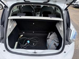 White Renault Zoe 2016 in Telschi, with an engine capacity of 0.00 L and mileage of 90 thousand km for 6600 €, photo 7 on AUTOMOTO.COM.LV