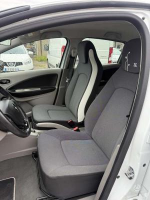 White Renault Zoe 2016 in Telschi, with an engine capacity of 0.00 L and mileage of 90 thousand km for 6600 €, photo 8 on AUTOMOTO.COM.LV