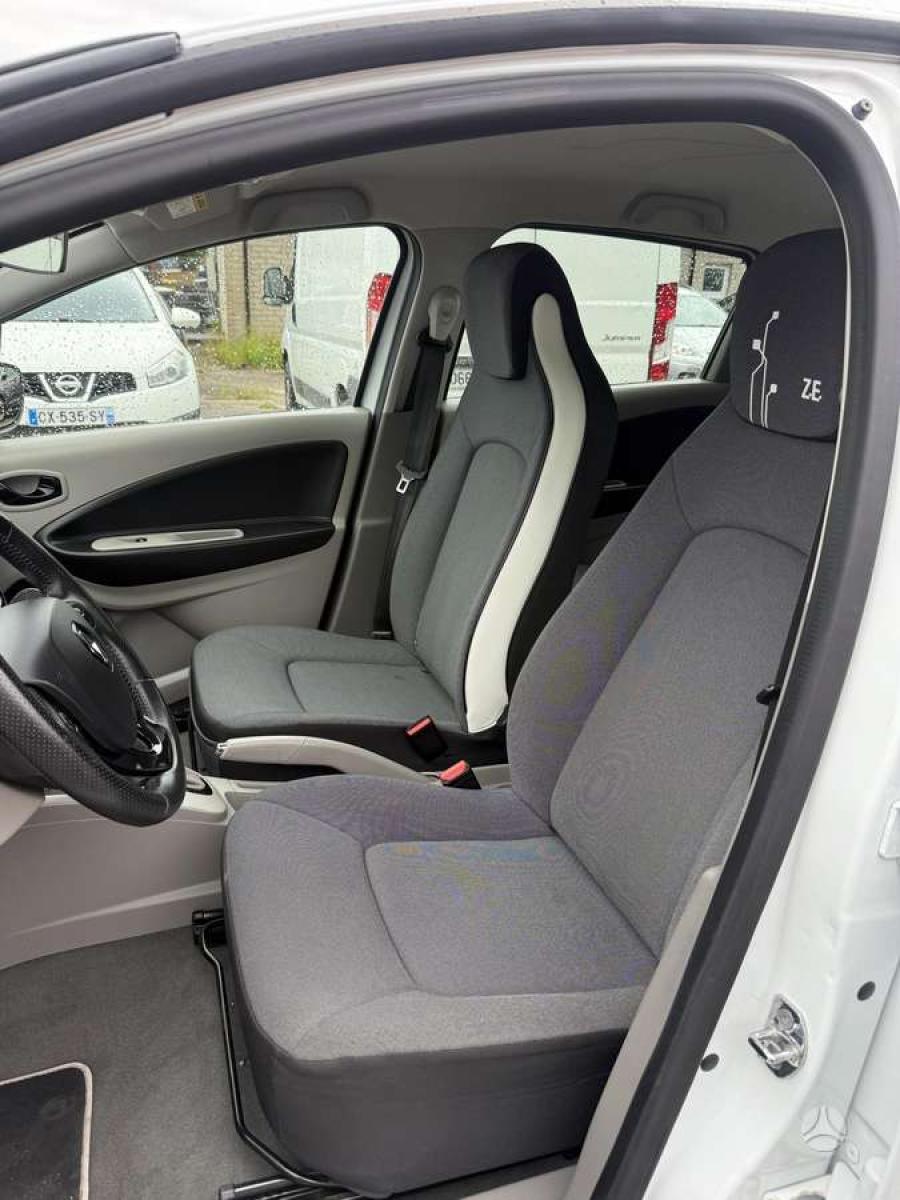 White Renault Zoe 2016 in Telschi, with an engine capacity of 0.00 L and mileage of 90 thousand km for 6600 €, photo 8 on AUTOMOTO.COM.LV