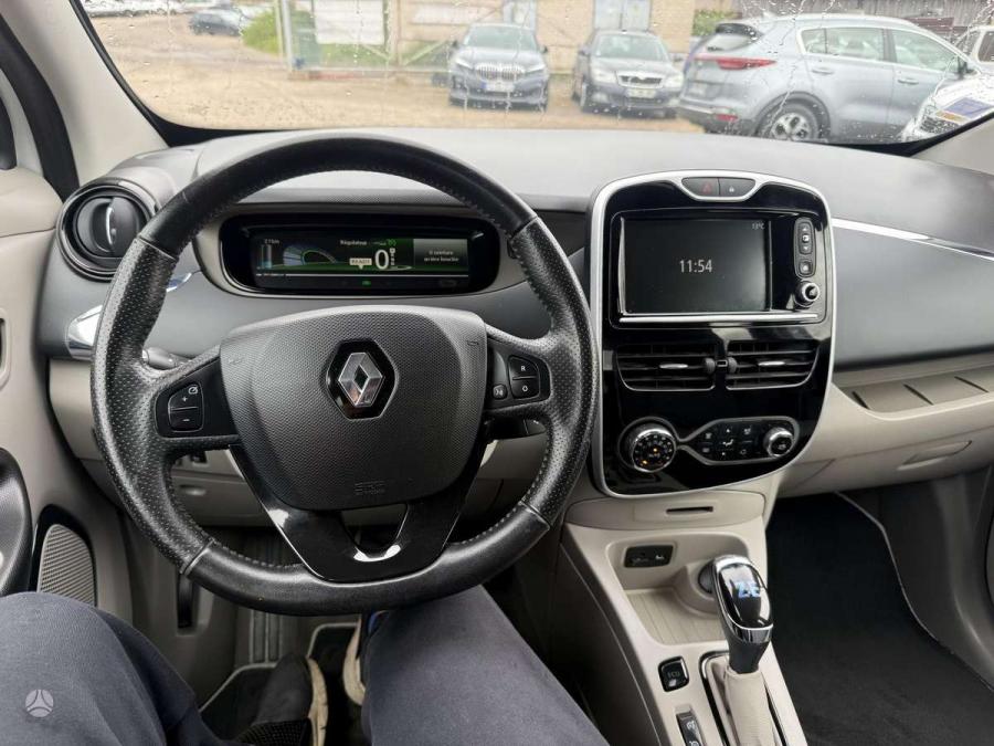 White Renault Zoe 2016 in Telschi, with an engine capacity of 0.00 L and mileage of 90 thousand km for 6600 €, photo 9 on AUTOMOTO.COM.LV
