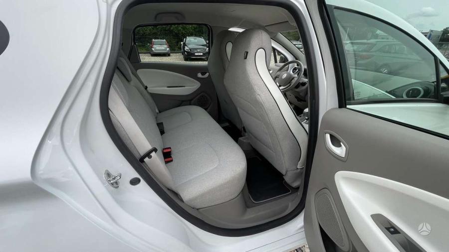White Renault Zoe 2016 in Kaunas, with an engine capacity of 0.00 L and mileage of 100 thousand km for 5750 €, photo 13 on AUTOMOTO.COM.LV