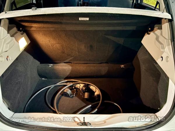Balts Renault Zoe 2018 Tallina, ar dzinēja tilpumu 0.00 L un nobraukumu 80 tūkst. km par 9400 €, foto 11 vietnē AUTOMOTO.COM.LV