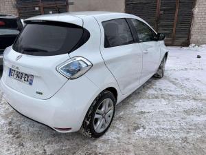 White Renault Zoe 2018 in Vilnius, with an engine capacity of 0.00 L and mileage of 104 thousand km for 5200 €, photo 3 on AUTOMOTO.COM.LV