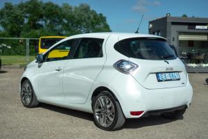 White Renault Zoe 2018 in Riga, with an engine capacity of 0.00 L and mileage of 124 thousand km for 8500 €, photo 3 on AUTOMOTO.COM.LV