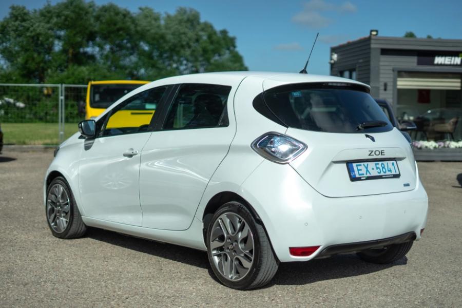 White Renault Zoe 2018 in Riga, with an engine capacity of 0.00 L and mileage of 124 thousand km for 8500 €, photo 3 on AUTOMOTO.COM.LV