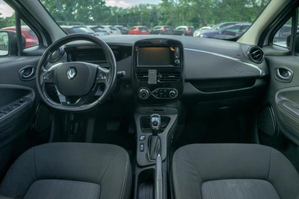 White Renault Zoe 2018 in Riga, with an engine capacity of 0.00 L and mileage of 124 thousand km for 8500 €, photo 7 on AUTOMOTO.COM.LV