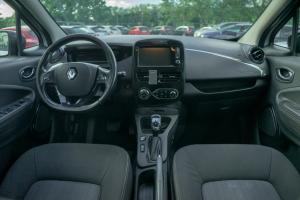 White Renault Zoe 2018 in Riga, with an engine capacity of 0.00 L and mileage of 124 thousand km for 8500 €, photo 8 on AUTOMOTO.COM.LV