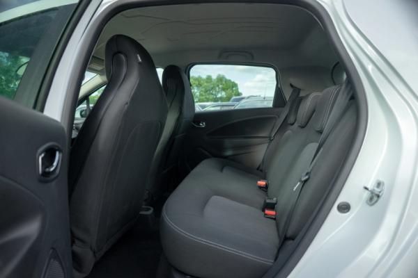 White Renault Zoe 2018 in Riga, with an engine capacity of 0.00 L and mileage of 124 thousand km for 8500 €, photo 9 on AUTOMOTO.COM.LV