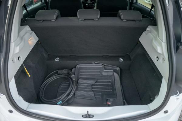 White Renault Zoe 2018 in Riga, with an engine capacity of 0.00 L and mileage of 124 thousand km for 8500 €, photo 10 on AUTOMOTO.COM.LV