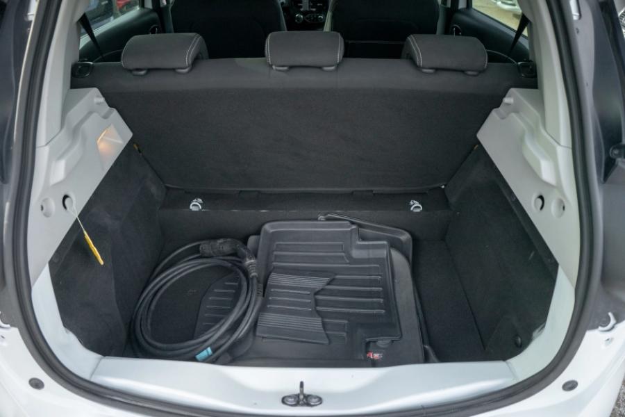 White Renault Zoe 2018 in Riga, with an engine capacity of 0.00 L and mileage of 124 thousand km for 8500 €, photo 11 on AUTOMOTO.COM.LV